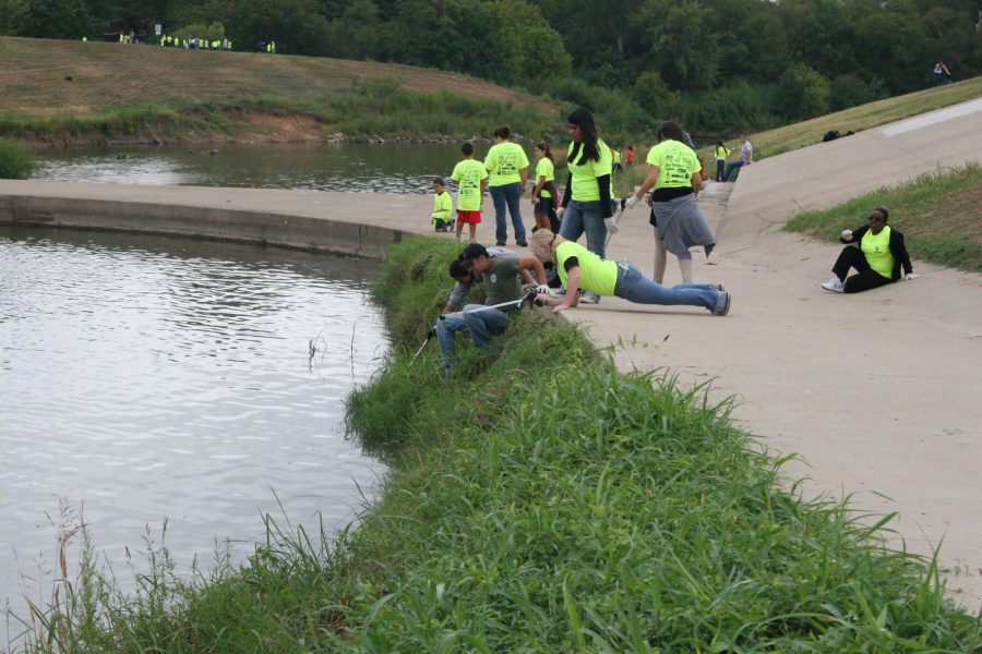 Trash Cleanups / Volunteer – Tarrant Regional Water District